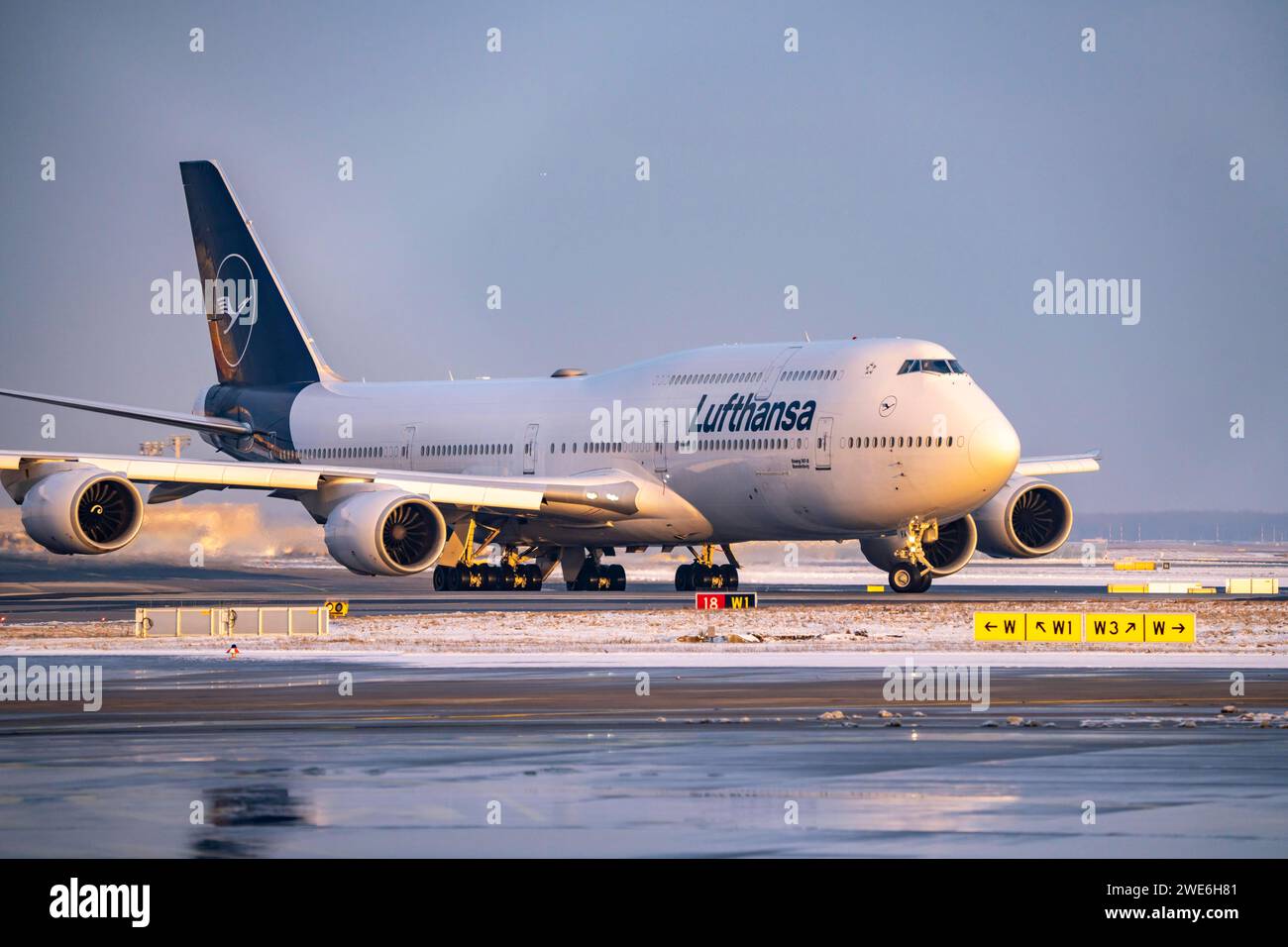 Lufthansa Boeing 747-8, Brandenburg, auf dem Taxisway zur Startbahn West, Flughafen Frankfurt ...