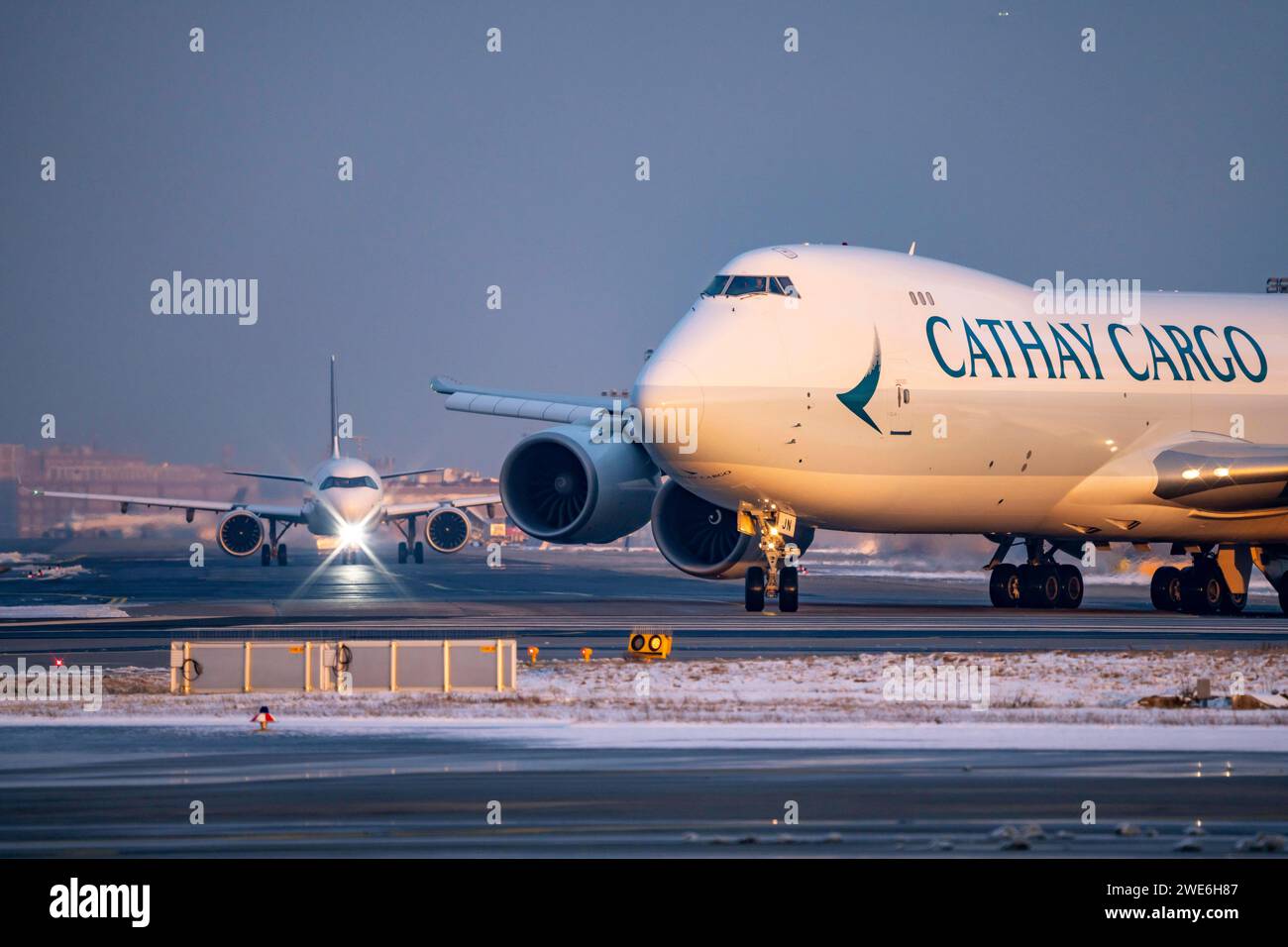 Flieger auf dem Taxiway zur Startbahn West, Cathay Pacific Boeing 747F, Frachter, Flughafen ...