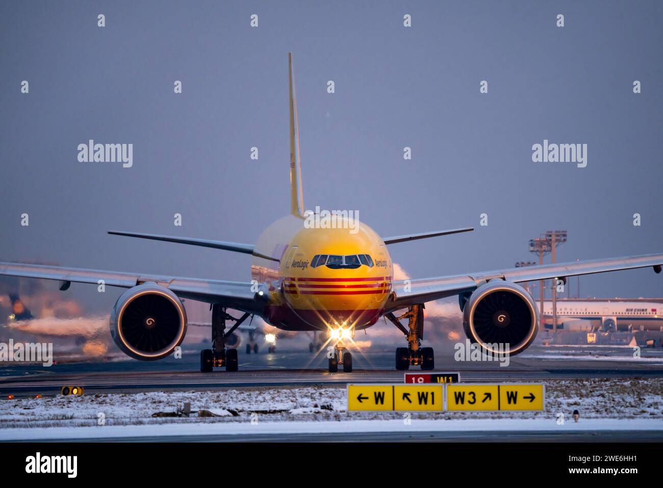 DHL, AeroLogic, Boeing 777F, auf dem Taxiway zur Startbahn West, Flughafen Frankfurt FRA ...