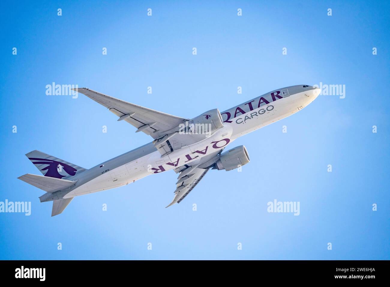 Qatar Cargo Boeing 777F, beim Start auf dem Flughafen Frankfurt FRA ...