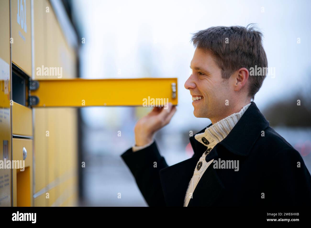 Self service parcel automat hi-res stock photography and images - Alamy