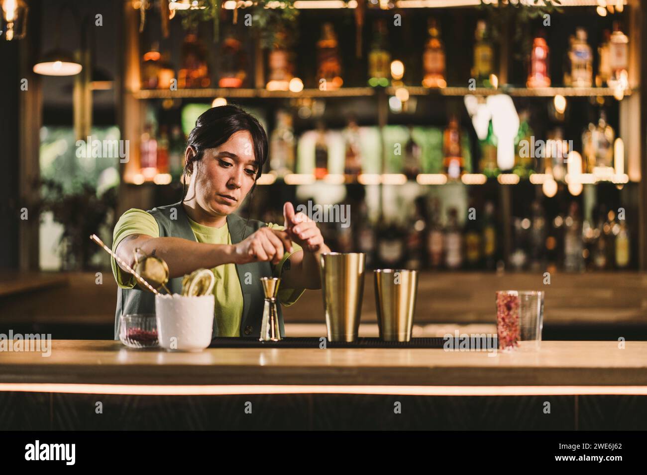 Bartender preparing cocktails in bar Stock Photo - Alamy