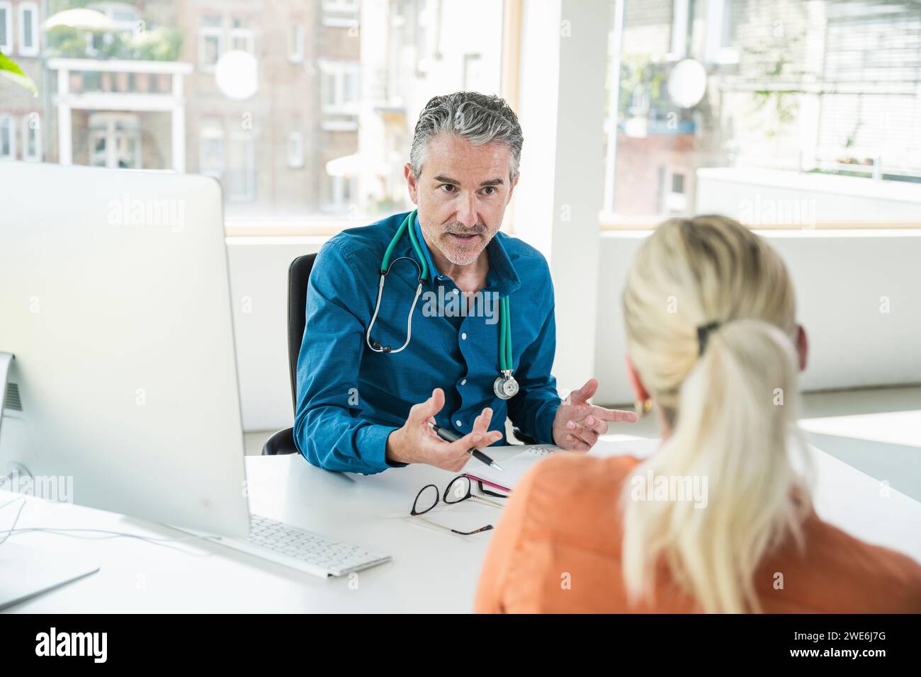 Doctor's office patient 50' hi-res stock photography and images - Alamy