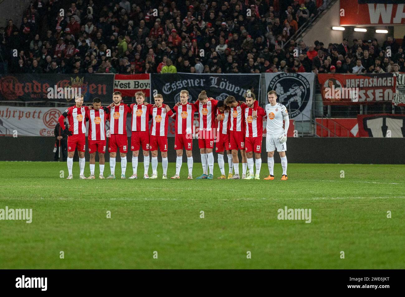Essen, Deutschland. 23rd Jan, 2024. Schweigeminute vor dem Anstoss fuer ...