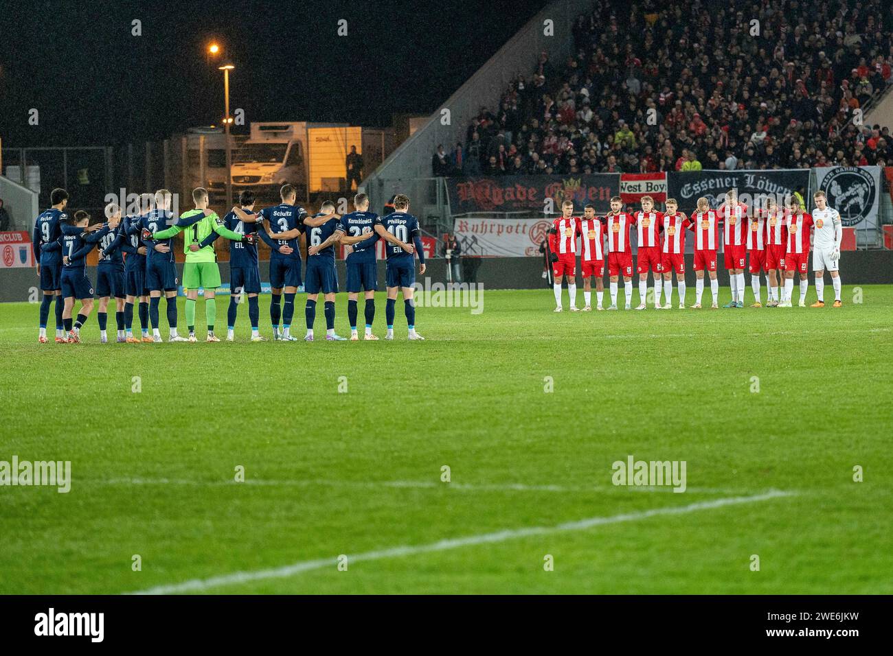 Essen, Deutschland. 23rd Jan, 2024. Beide Teams, sowie alle Personen im ...