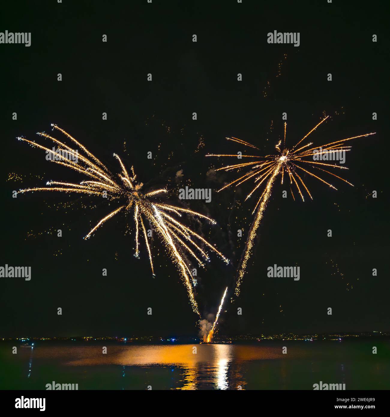 Vertical image fireworks display hi-res stock photography and images ...