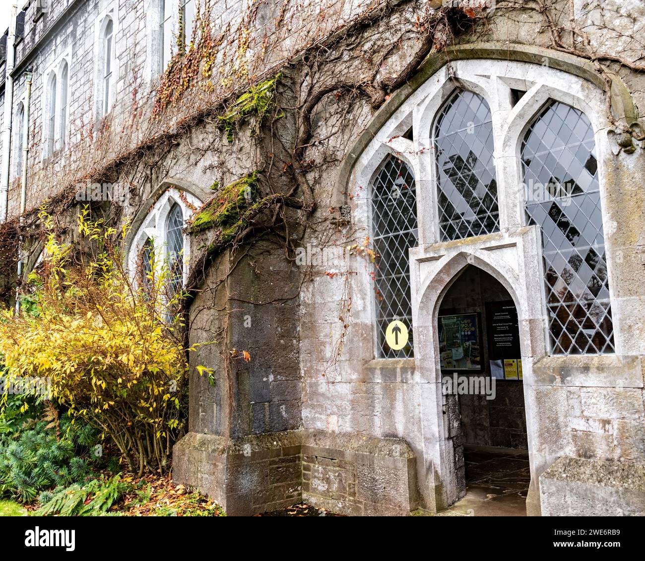 Gothic arched windows hi-res stock photography and images - Alamy