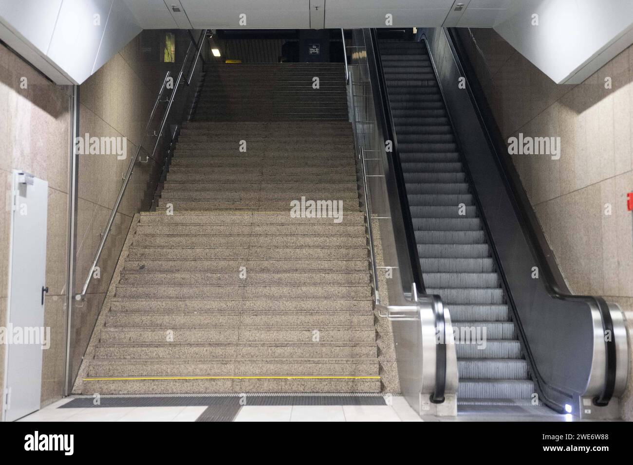 Treppen und rolltreppen hi-res stock photography and images - Alamy