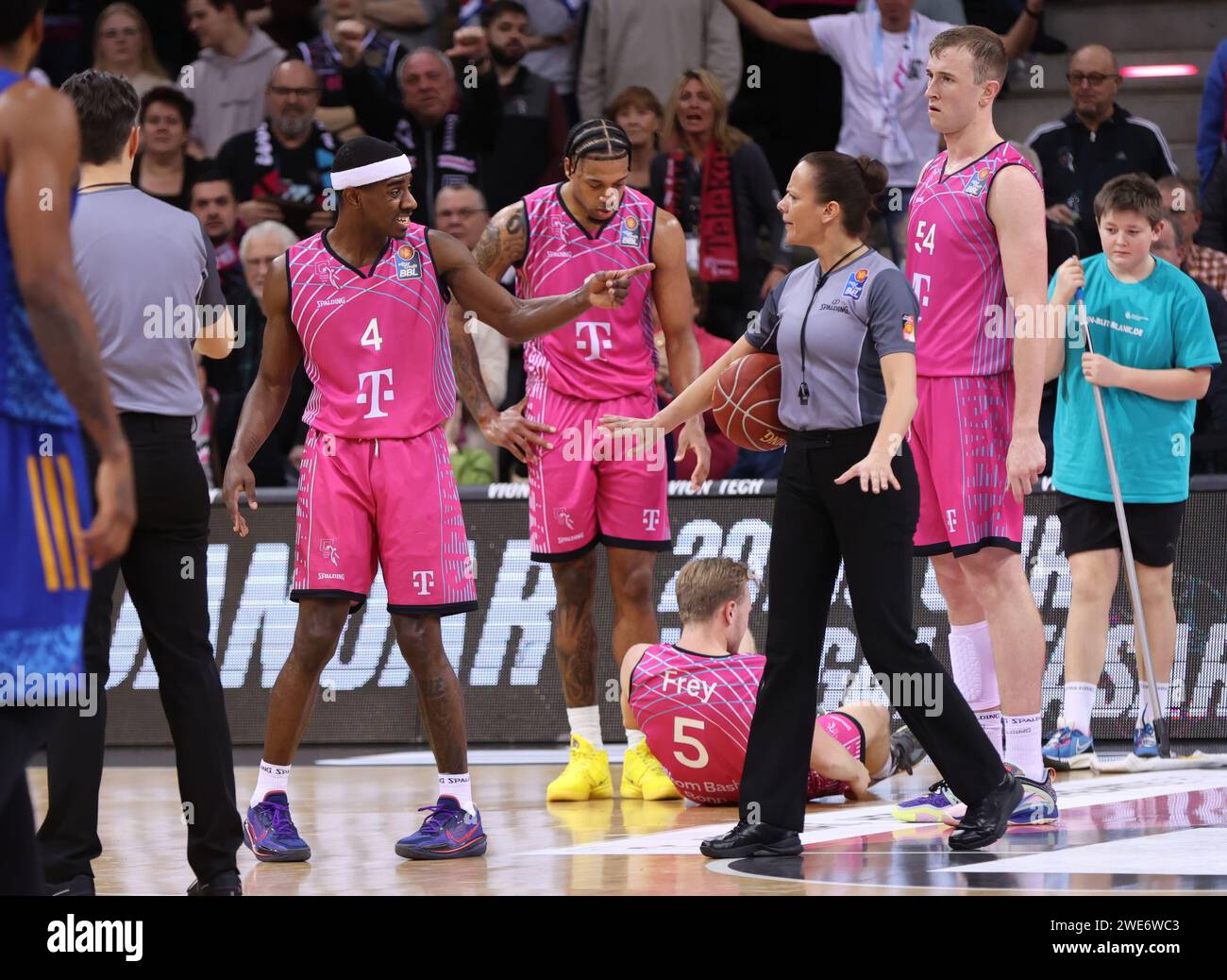 Bonn, Deutschland. 21st Jan, 2024. Glynn Watson (Bonn), Savion Flagg ...