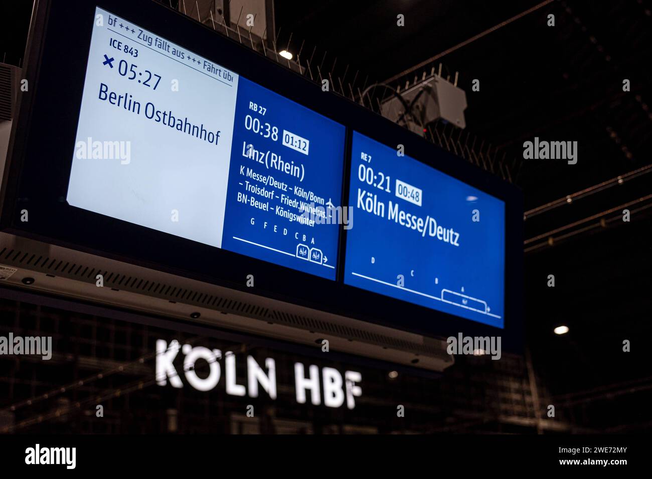 Zug fällt aus - Die Informationstafeln weisen auf den Streik und den ...