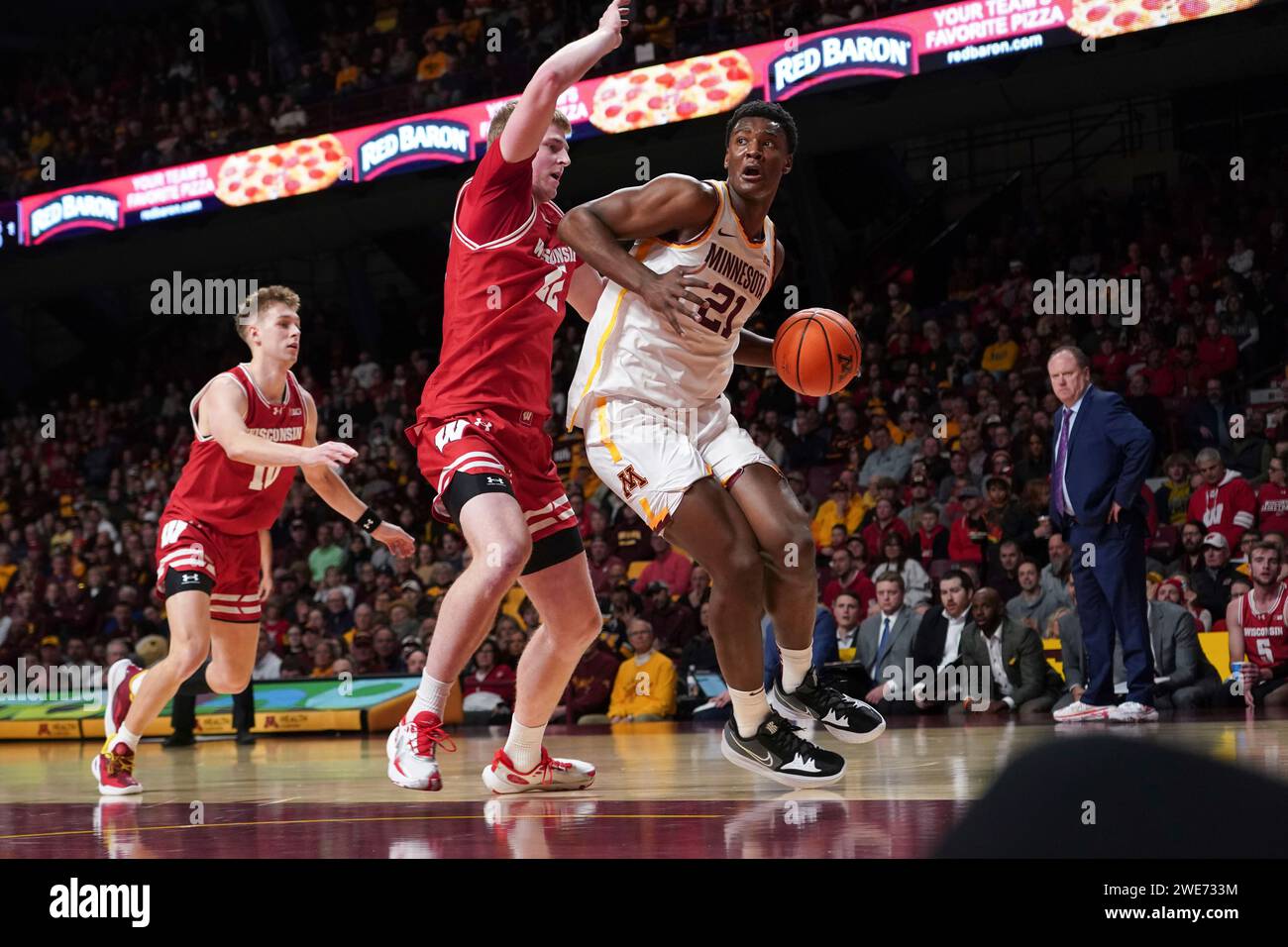 Minnesota forward Pharrel Payne (21) drives past Wisconsin forward ...