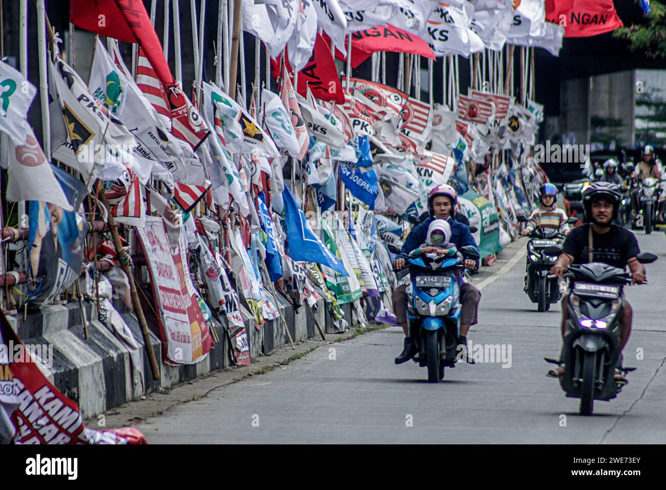 Public vehicles pass hundreds of campaign visual media in Bogor City ...