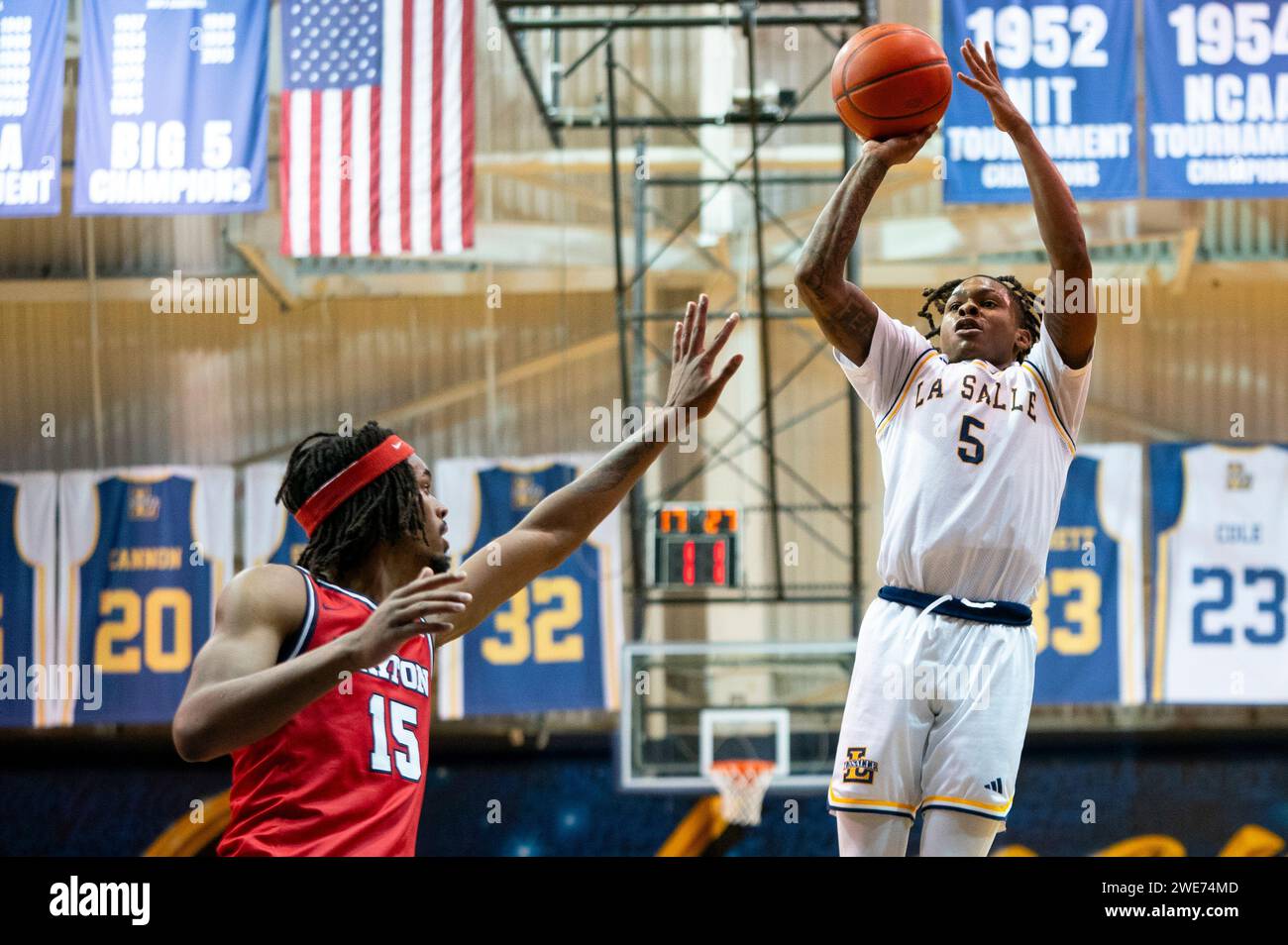 La Salle's Khalil Brantley, right, shoots against Dayton's DaRon Holmes ...