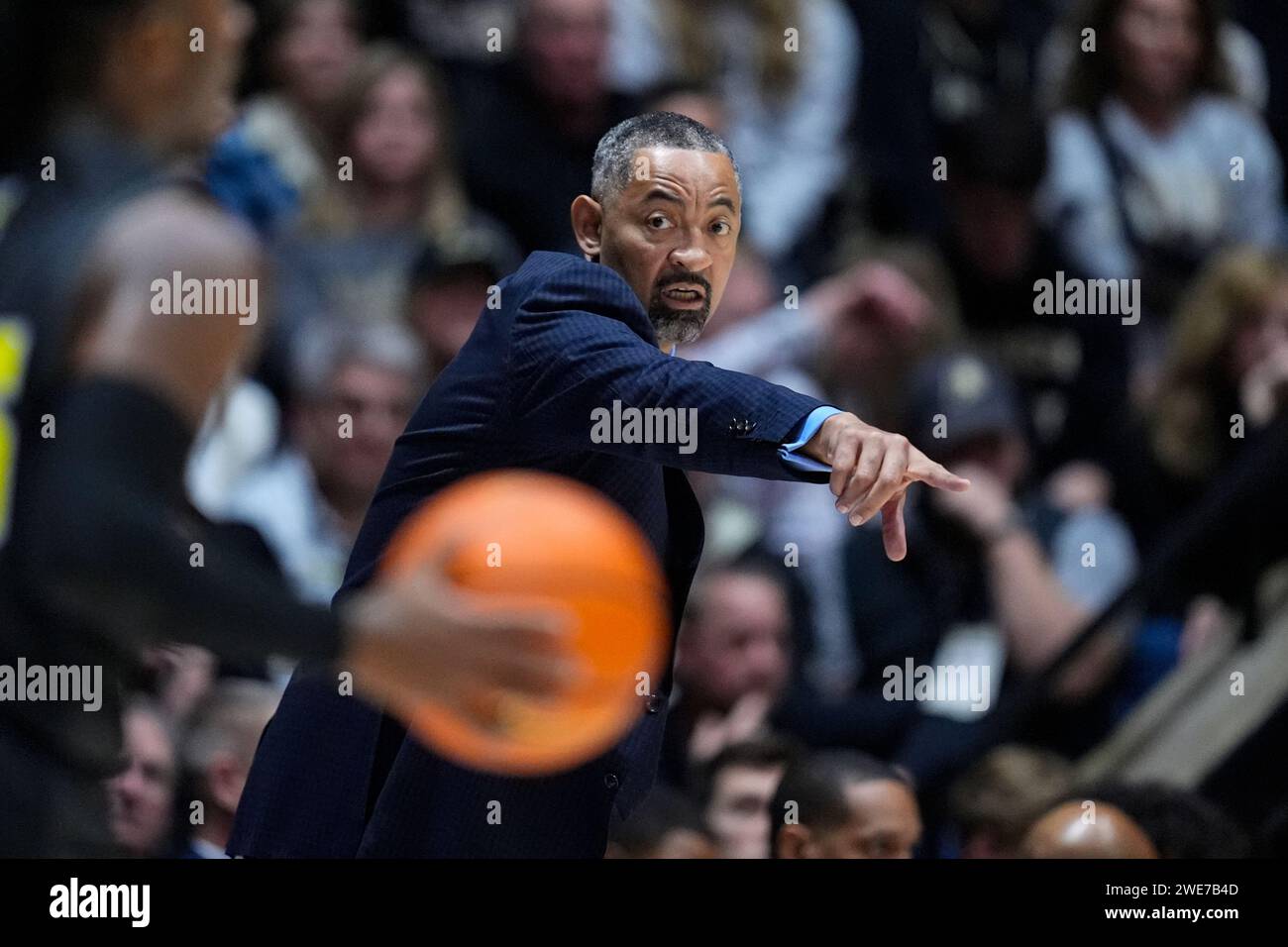 Michigan head coach Juwan Howard gestures during the first half of an ...