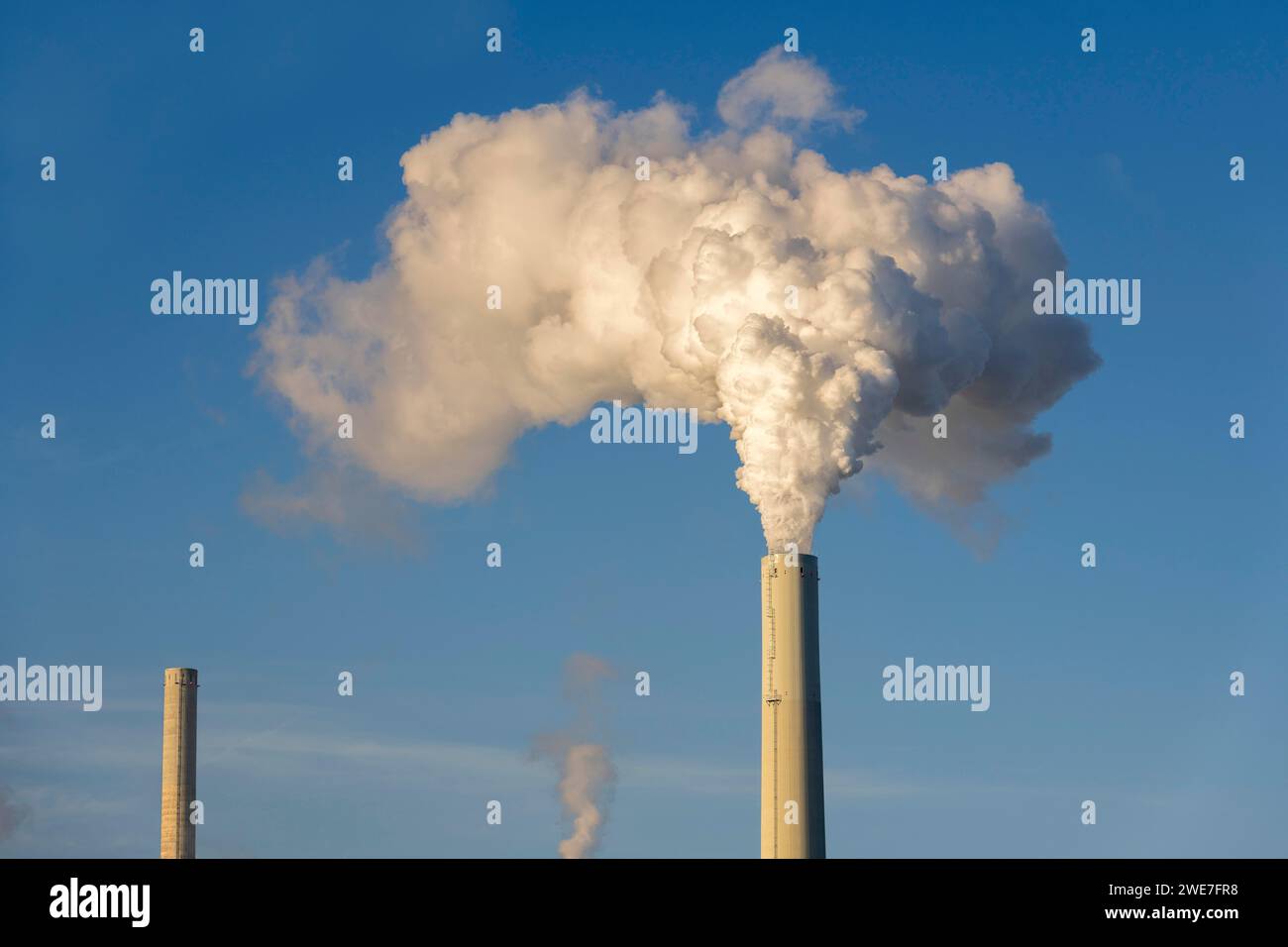 Symbolic image energy transition, fossil fuels, smoking chimneys ...