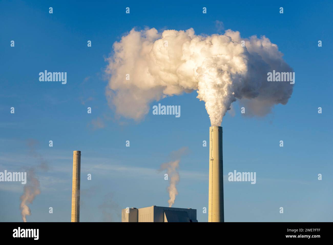 Symbolic image energy transition, fossil fuels, smoking chimneys ...