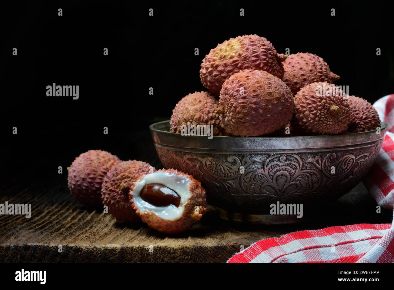 Lychee, lychees in peel Stock Photo - Alamy