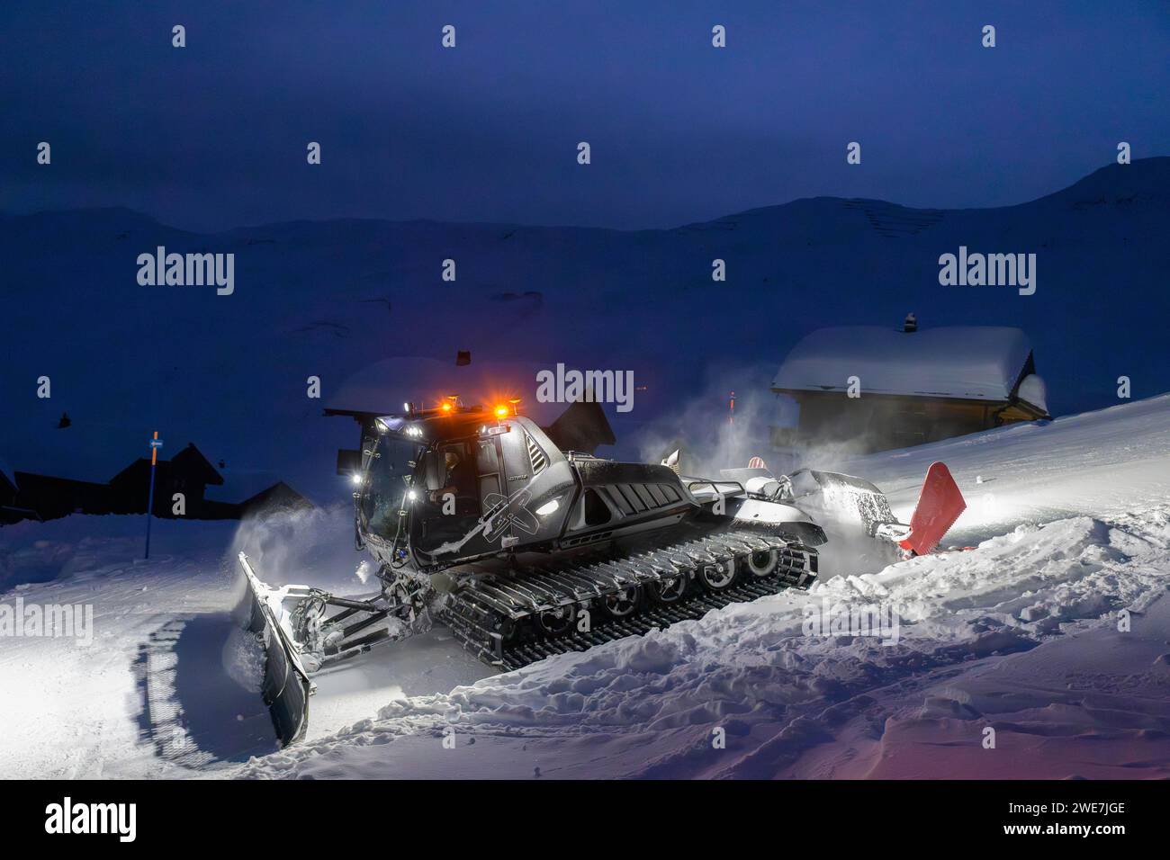 Pistenbully night snow groomer hi-res stock photography and images - Alamy