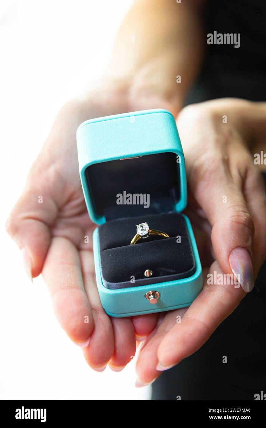 Hand with box and engagement ring hi-res stock photography and images ...