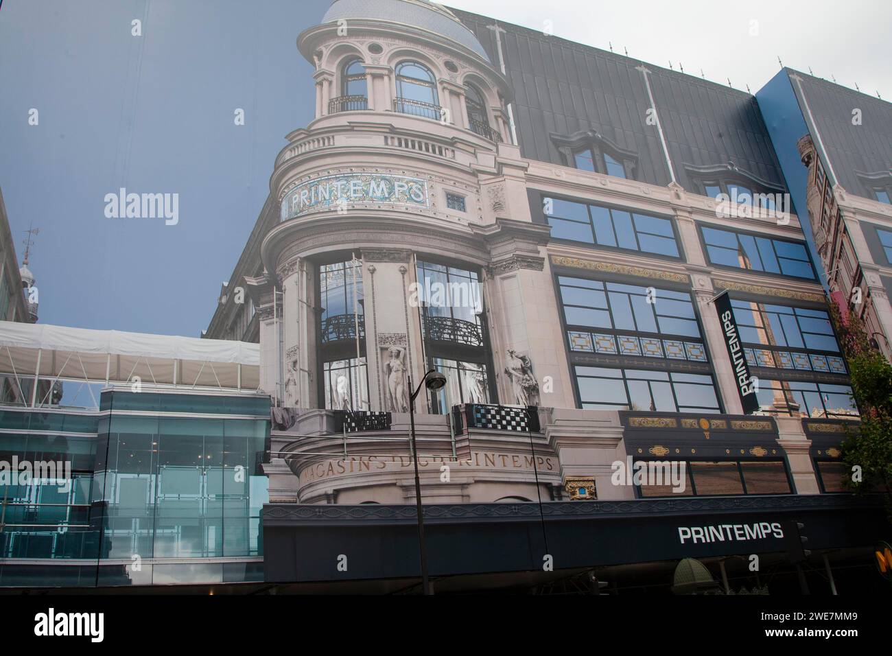 Paris large building hi-res stock photography and images - Alamy