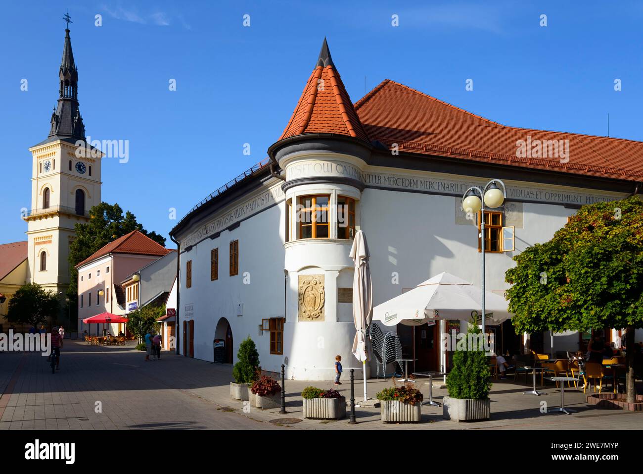 Outdoor cafe next to a church hi-res stock photography and images - Alamy