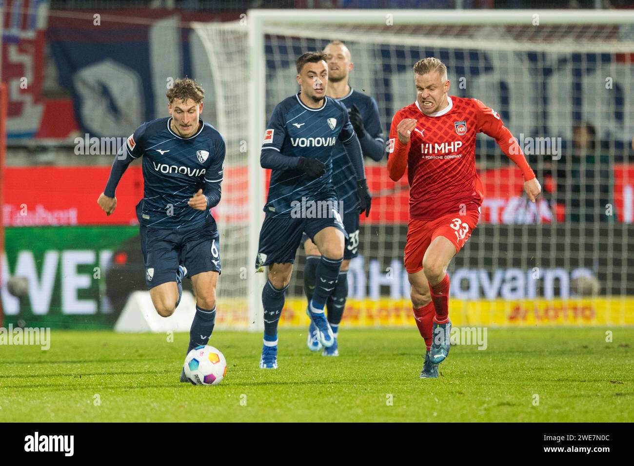 Football match, Lennard MALONEY re.1.FC Heidenheim in a running duel ...