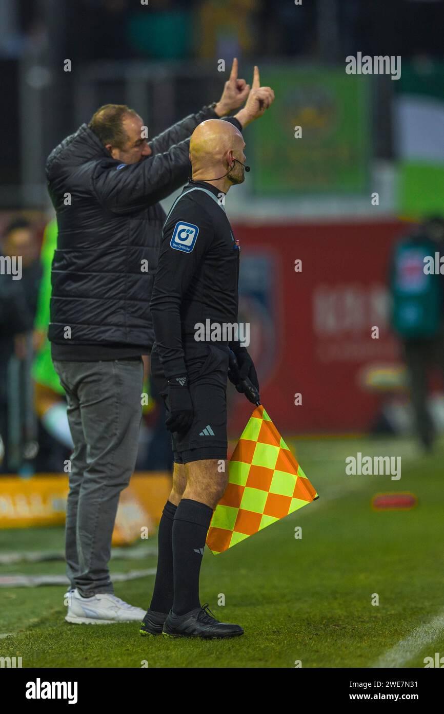 Football match, coach Frank SCHMIDT 1.FC Heidenheim, left ...