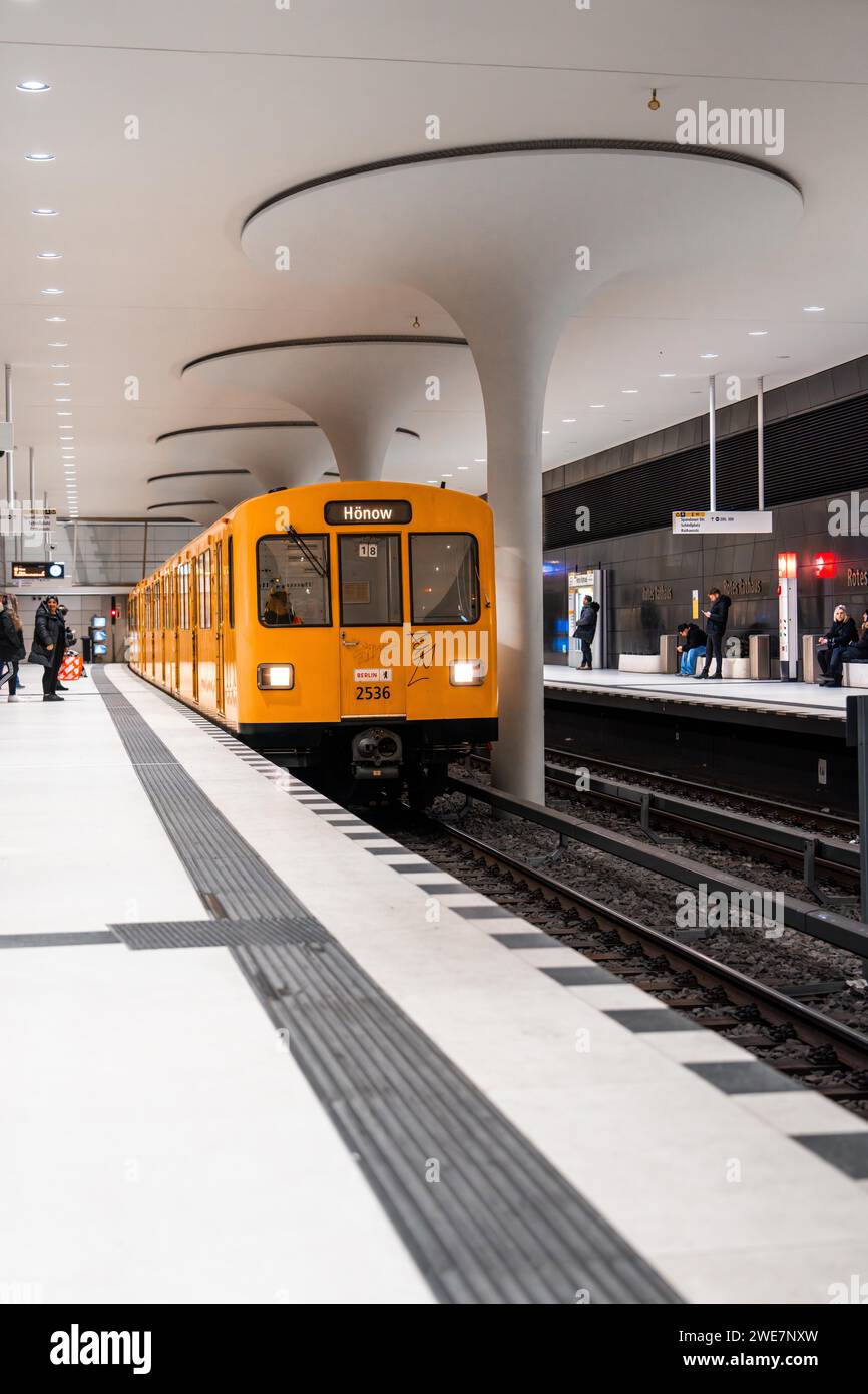 Yellow underground train stops at a modern urban platform, Rotes ...