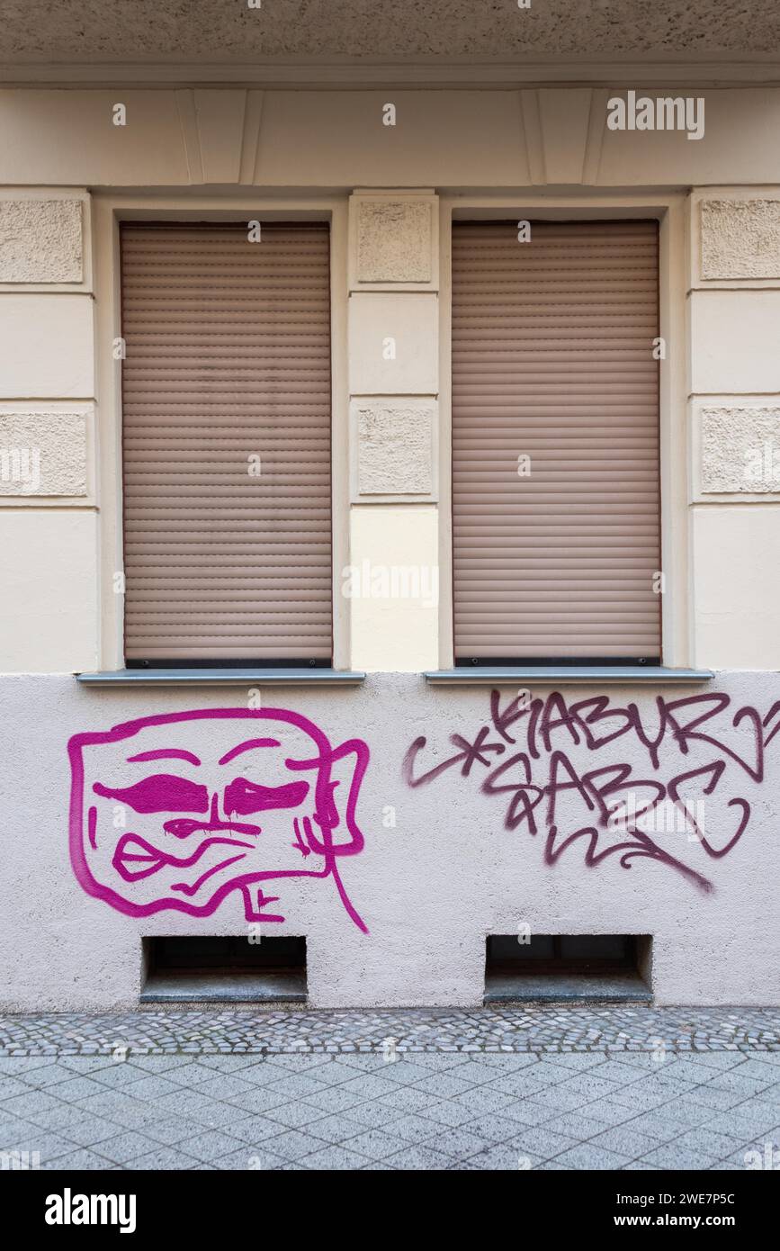 Pink graffiti hi-res stock photography and images - Alamy