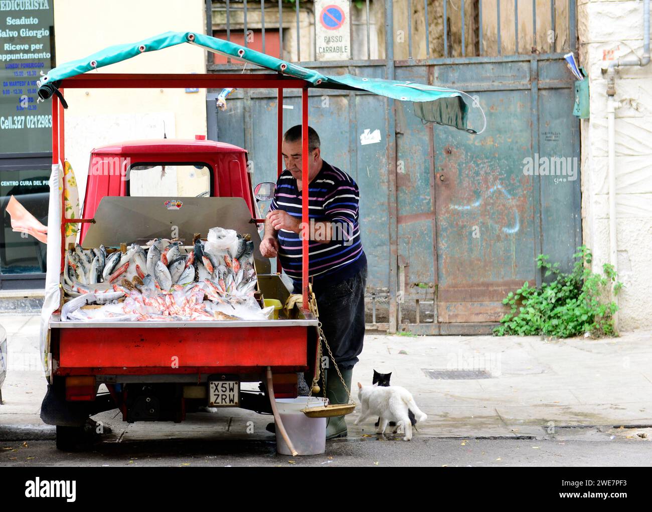 Daily fresh fish hi-res stock photography and images - Alamy