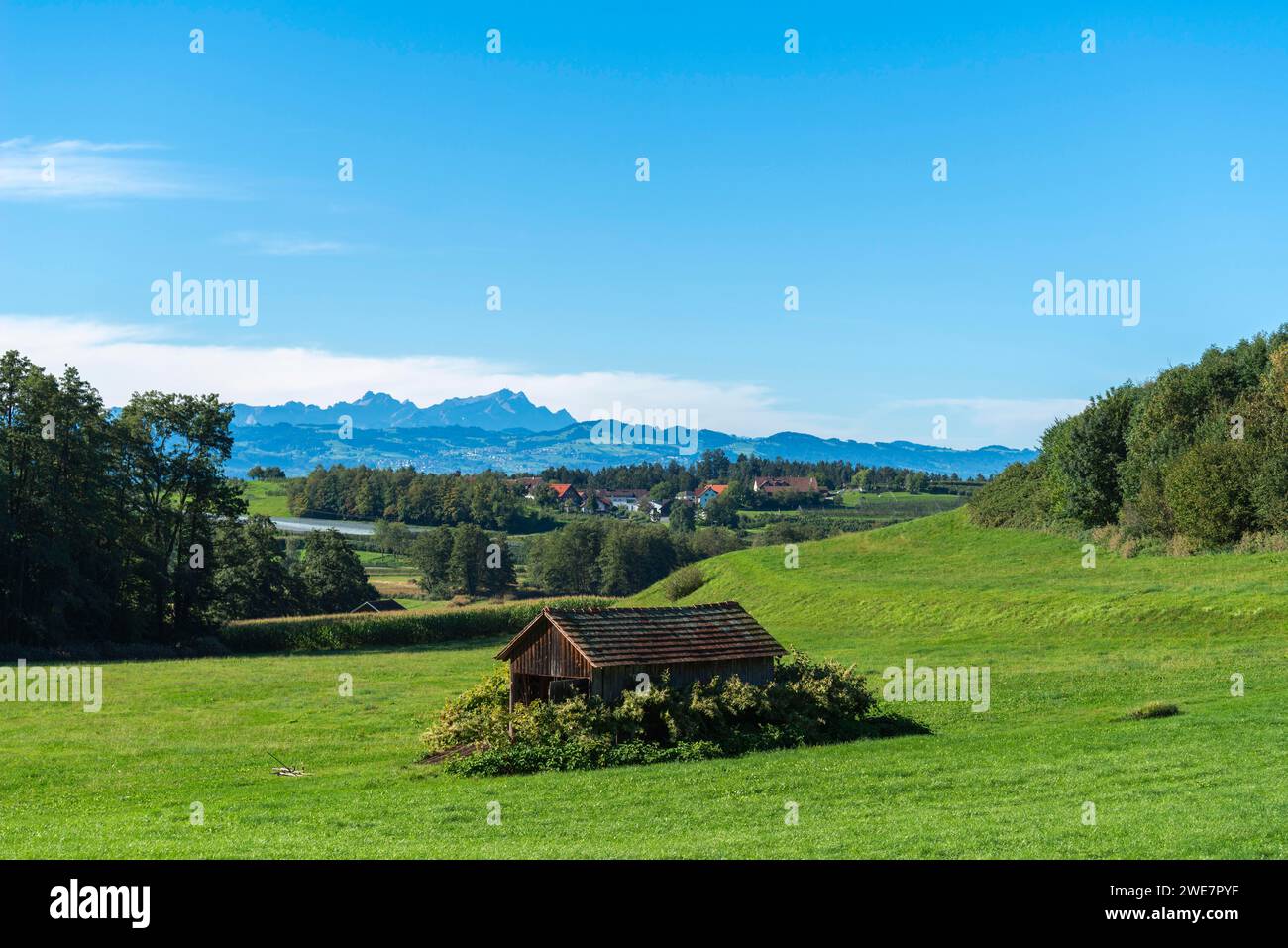 Lake cabin view hi-res stock photography and images - Alamy