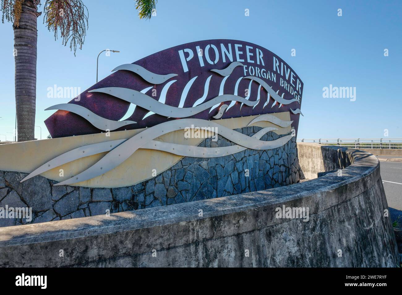 Pioneer riverside walkway and the Forgan Bridge in Mackay, queensland ...