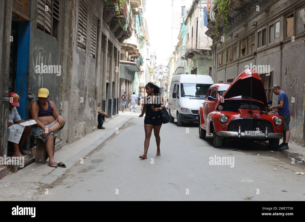 Daily life in old Havana, Cuba Stock Photo - Alamy