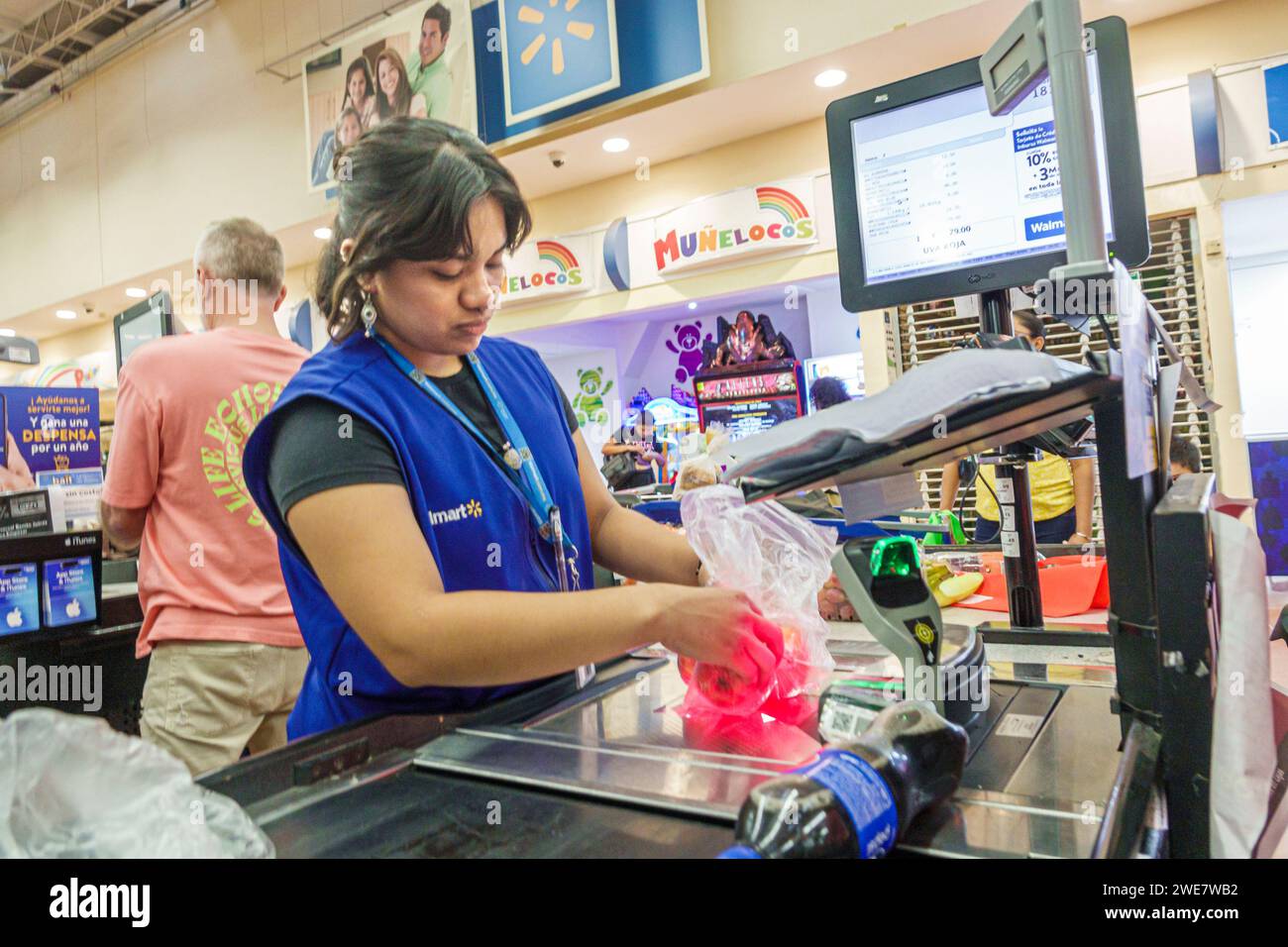 Spanish store cashier hi-res stock photography and images - Alamy