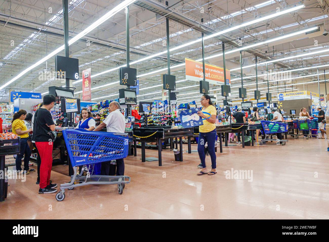 Spanish store cashier hi-res stock photography and images - Alamy