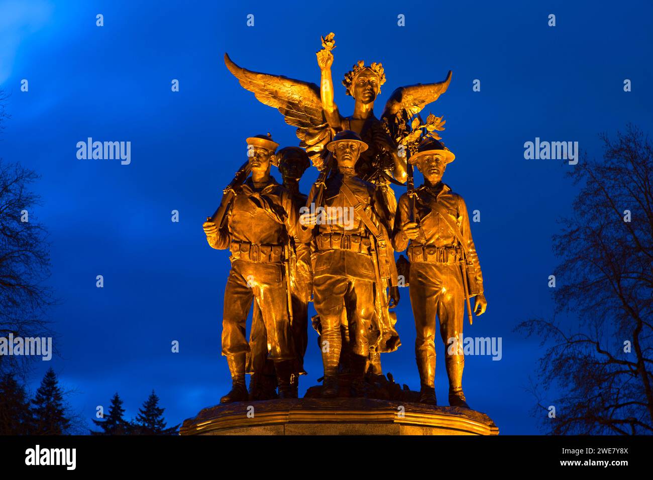 Winged victory bronze statue hi-res stock photography and images - Alamy