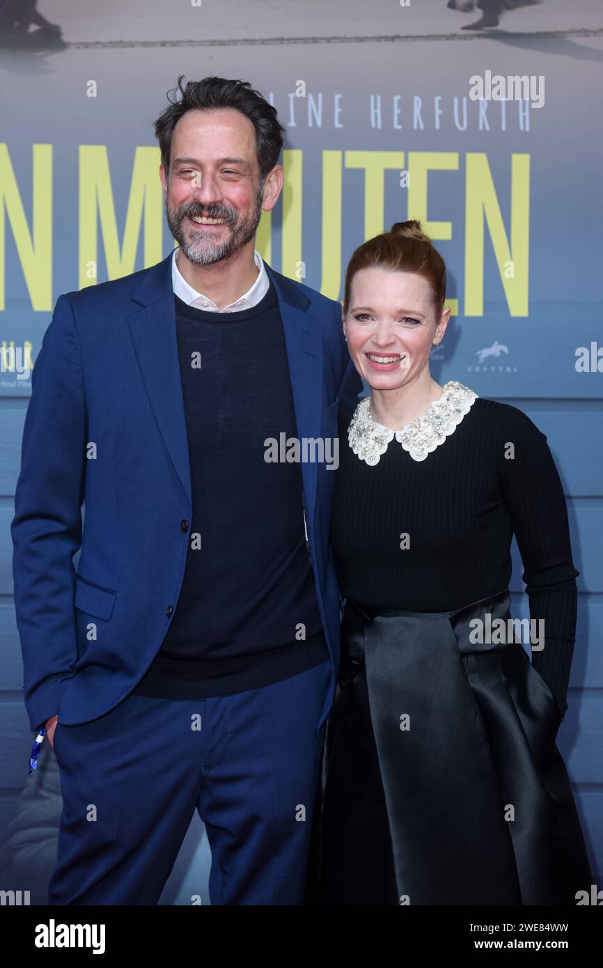 Kino Premiere - Eine Million Minuten Karoline Herfurth mit Ehemann Christopher Doll bei der ...