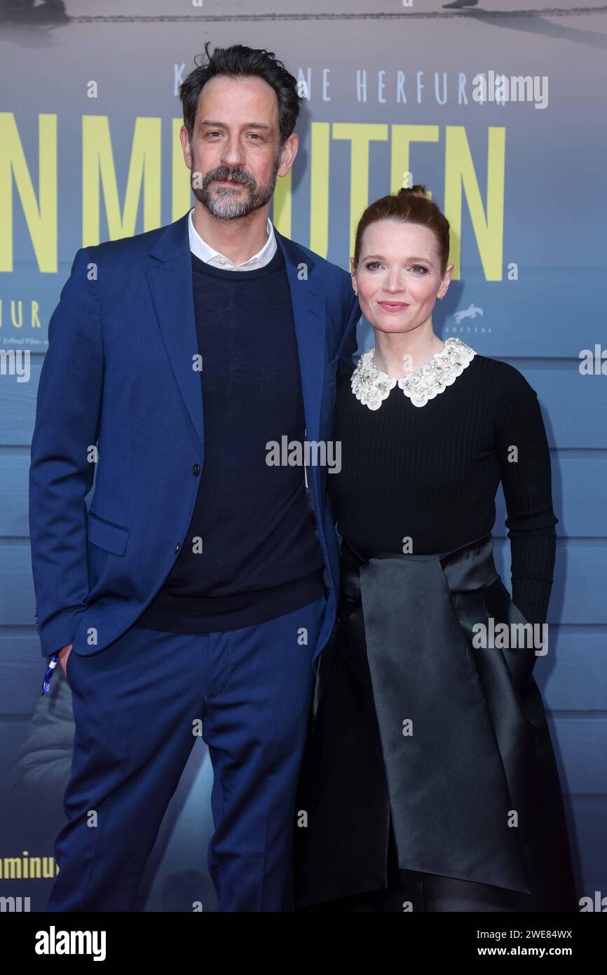 Kino Premiere - Eine Million Minuten Karoline Herfurth mit Ehemann Christopher Doll bei der ...
