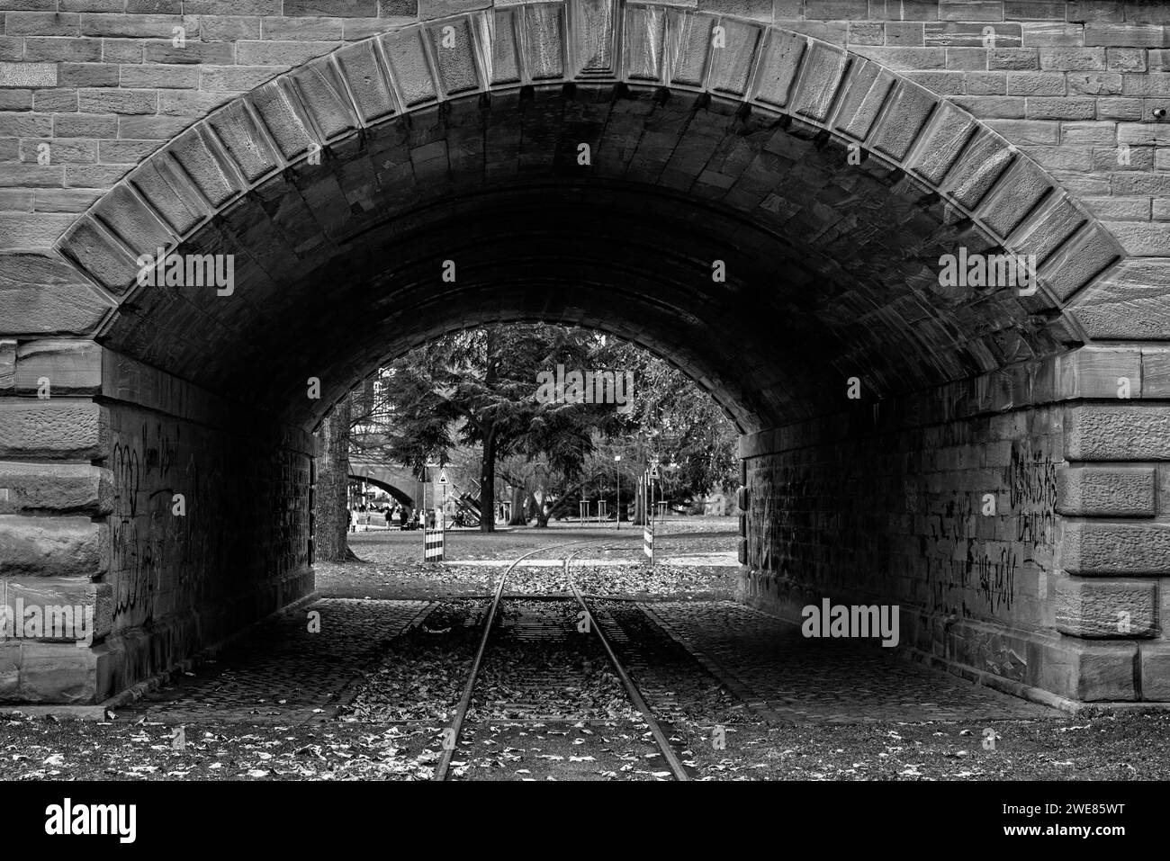 Die Ignatz-Bubis-Brücke (bis 2000 Obermainbrücke) ist eine ...