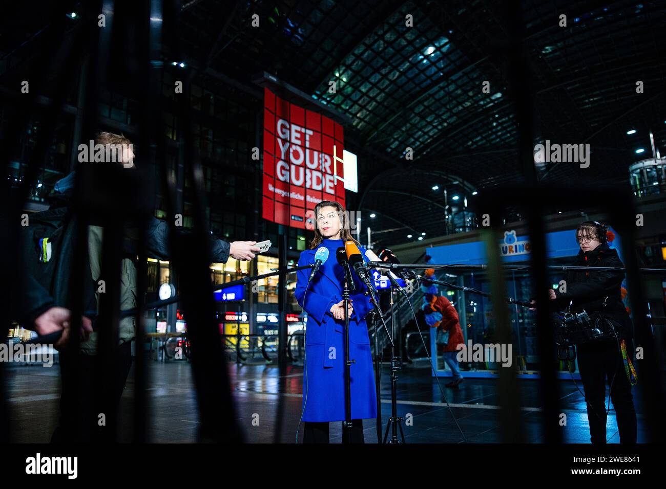 Statement von Anja Broeker Sprecherin Deutsche Bahn im Hauptbahnhof ...