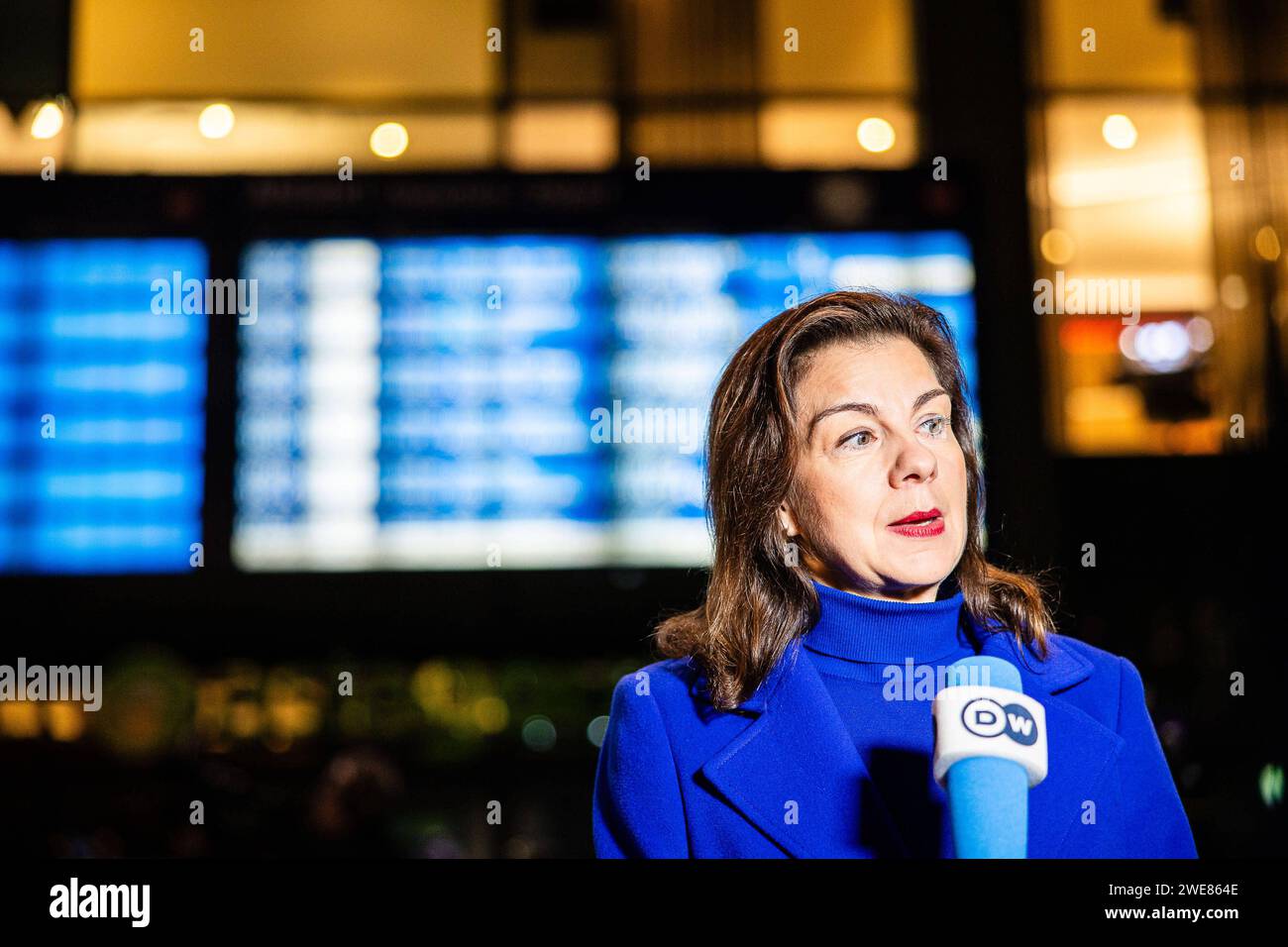 Statement von Anja Broeker Sprecherin Deutsche Bahn im Hauptbahnhof ...
