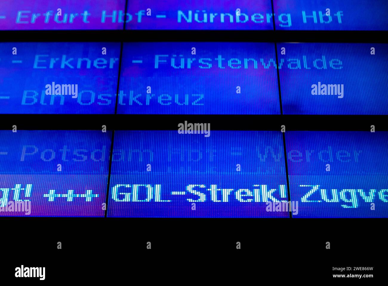 Eine Anzeigetafel am Hauptbahnhof Berlin während eines Streik der GDL ...