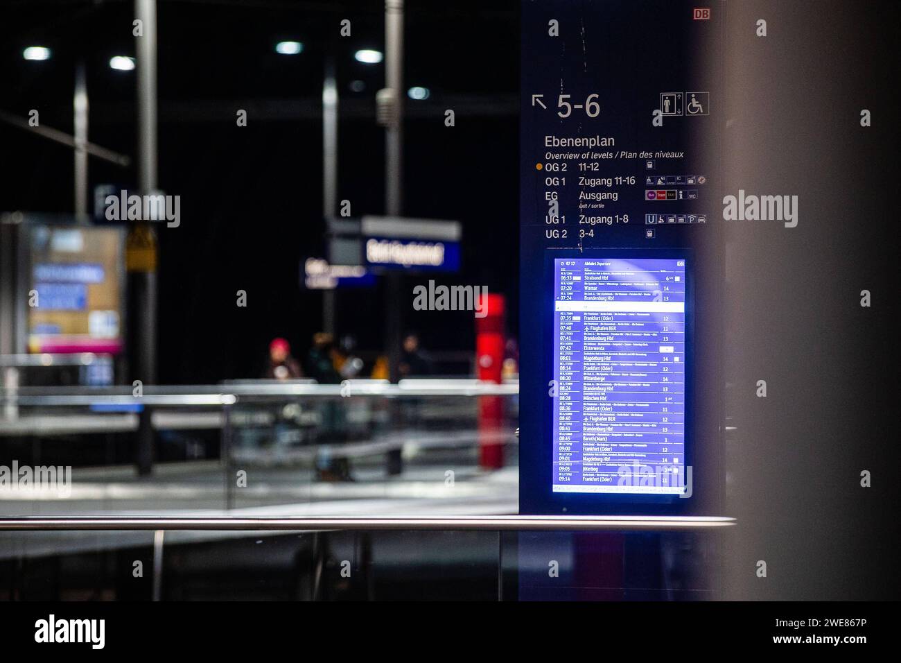 Eine Anzeigetafel am Hauptbahnhof Berlin während eines Streik der GDL ...