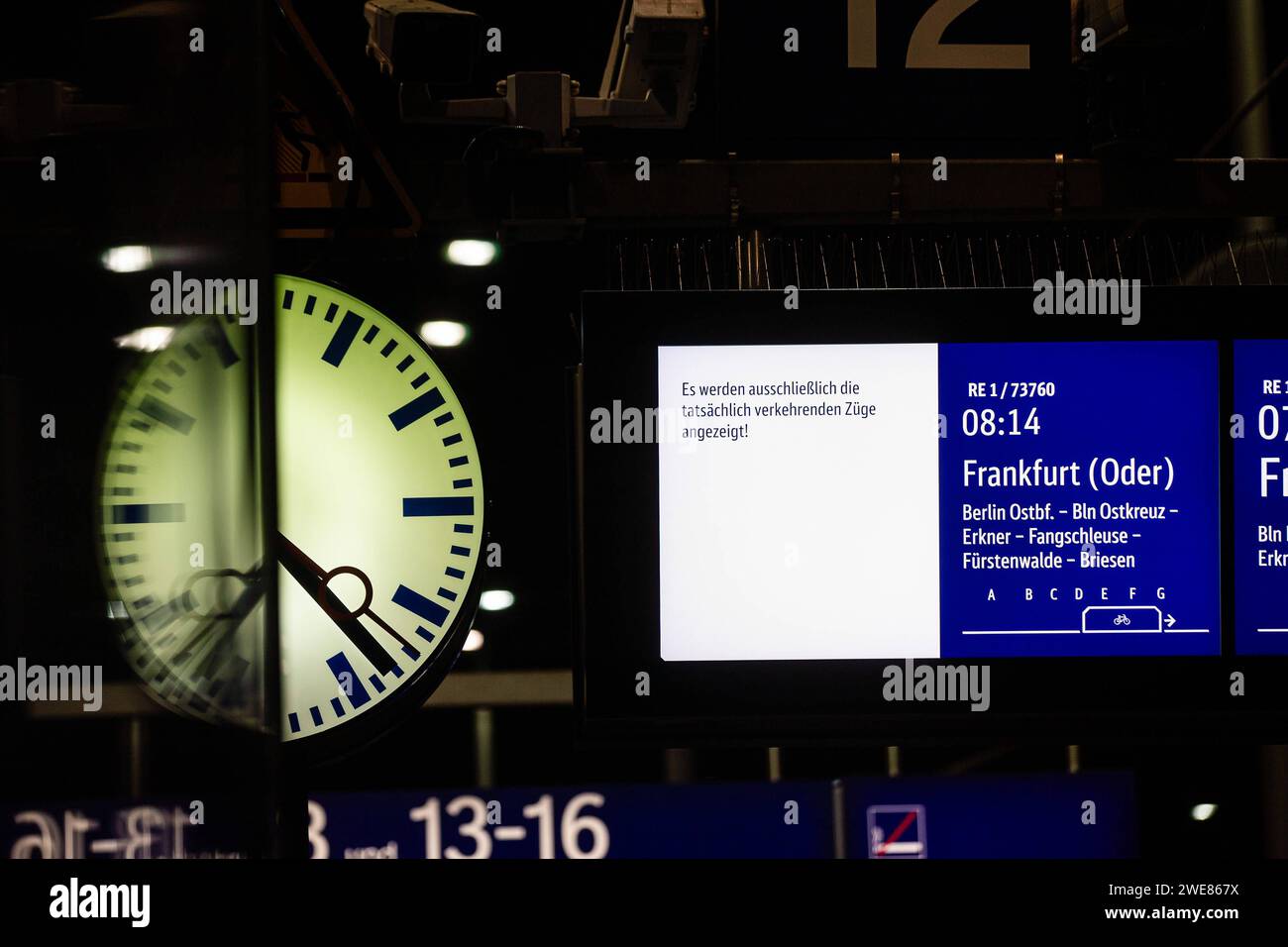 Eine Anzeigetafel am Hauptbahnhof Berlin während eines Streik der GDL ...