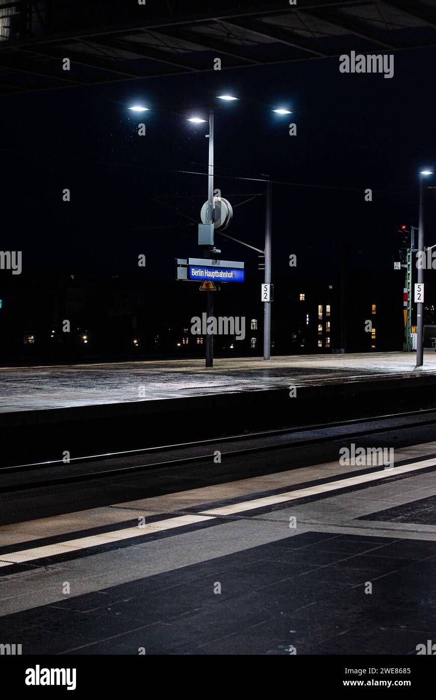 Leerer bahnsteig hi-res stock photography and images - Alamy