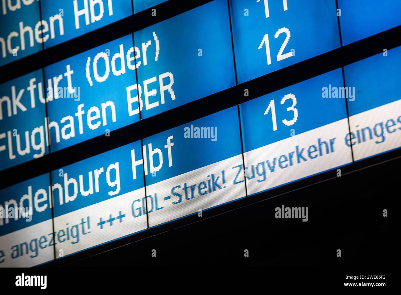 Eine Anzeigetafel am Hauptbahnhof Berlin während eines Streik der GDL ...