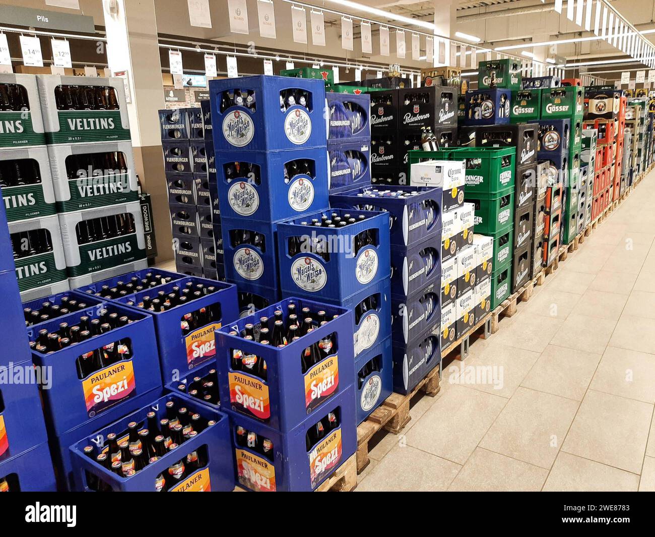 Kisten bier hi-res stock photography and images - Alamy