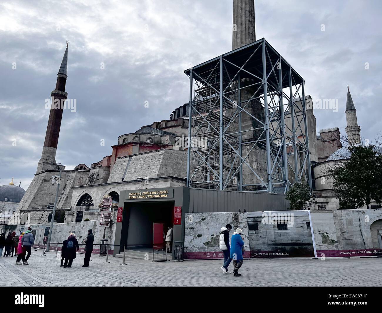 Tourists entering a mosque hi-res stock photography and images - Alamy