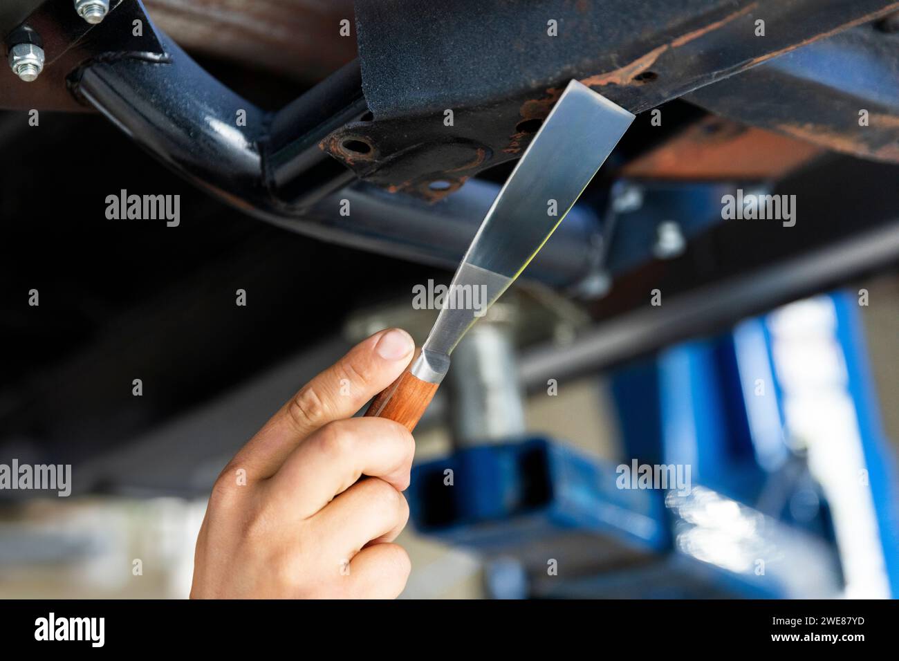 Man removing rust hi-res stock photography and images - Alamy