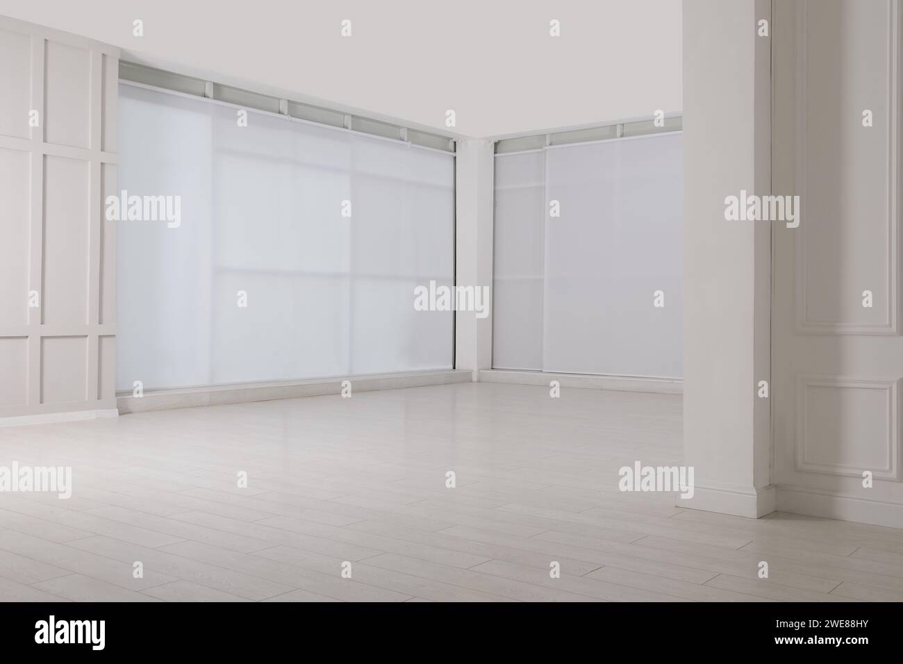 Empty room with beige walls and laminated flooring Stock Photo - Alamy